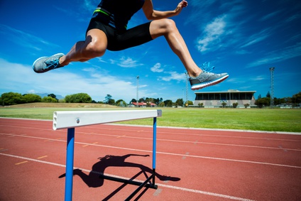 Female athlete jumping above the hurdle - Améliorer ses relations et ...